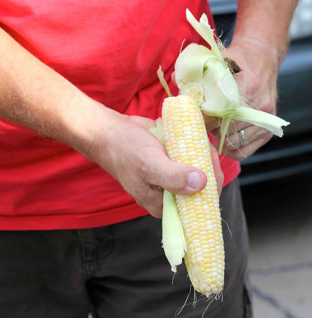 How to shuck sweet corn-fast!-from an ole' pro - vomitingchicken.com